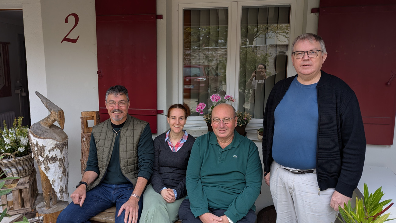 Angekommen zwischen zwei Orten, die vier aus der Region Jura ...